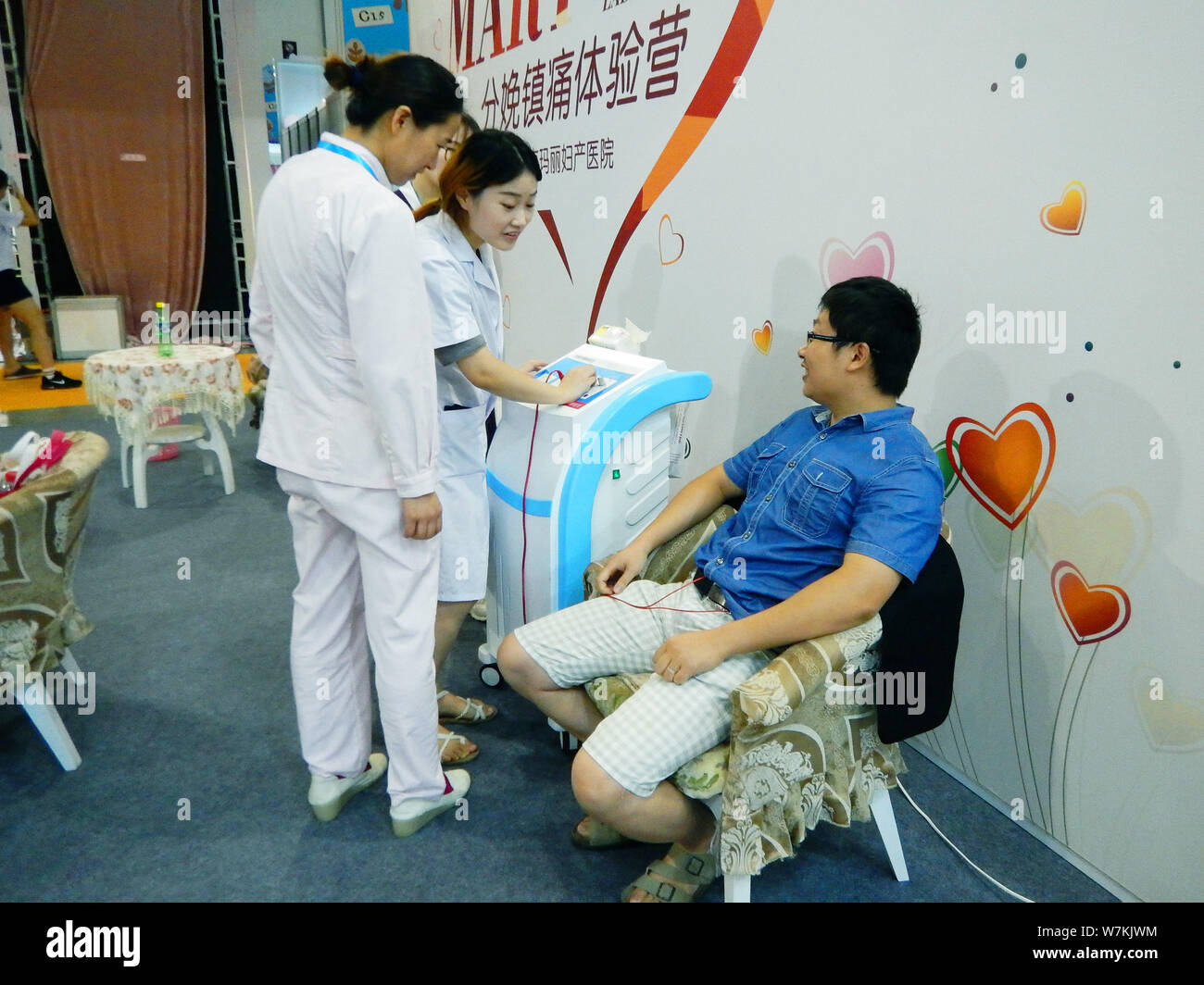 A Chinese father-to-be tries to experience the labor analgesia of ...