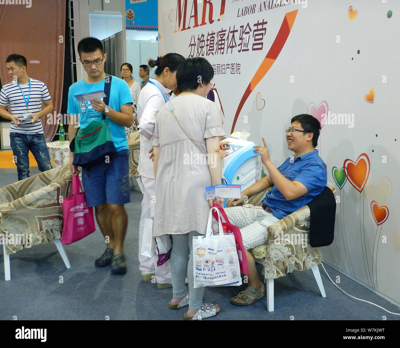 A Chinese father-to-be tries to experience the labor analgesia of ...