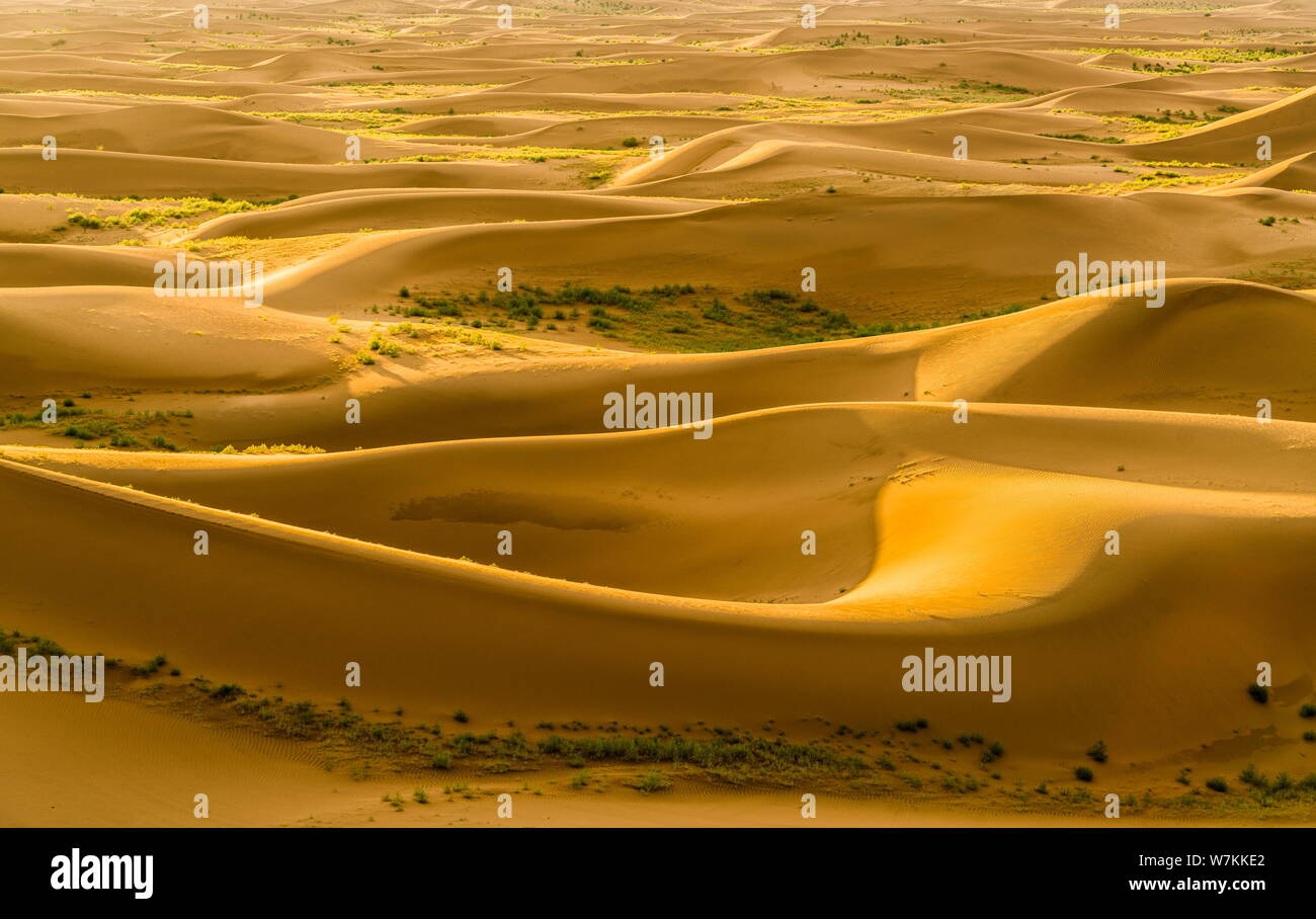 --FILE--View of the Badain Jaran Desert in north China's Inner Mongolia ...