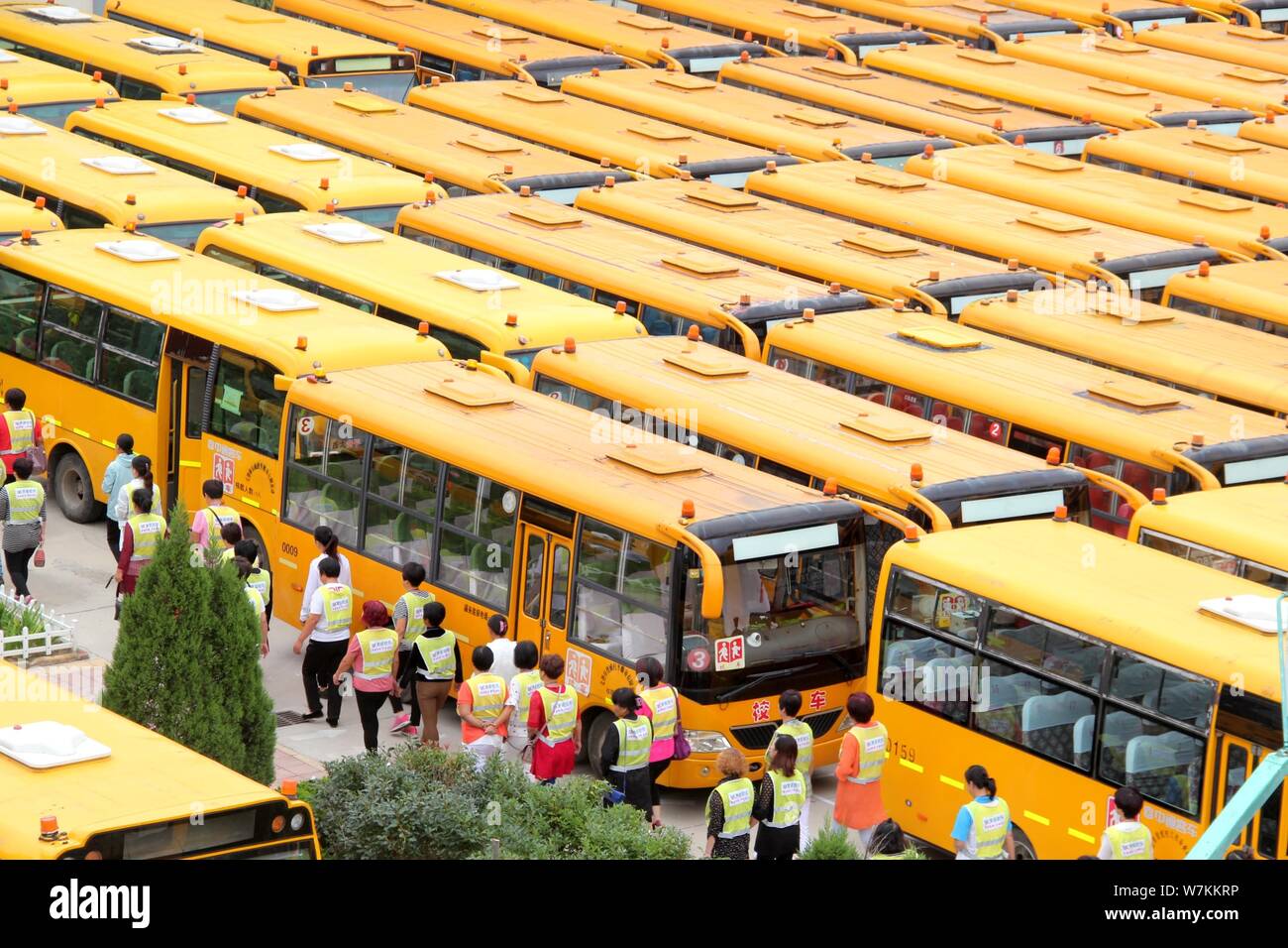 New yellow buses hi-res stock photography and images - Alamy