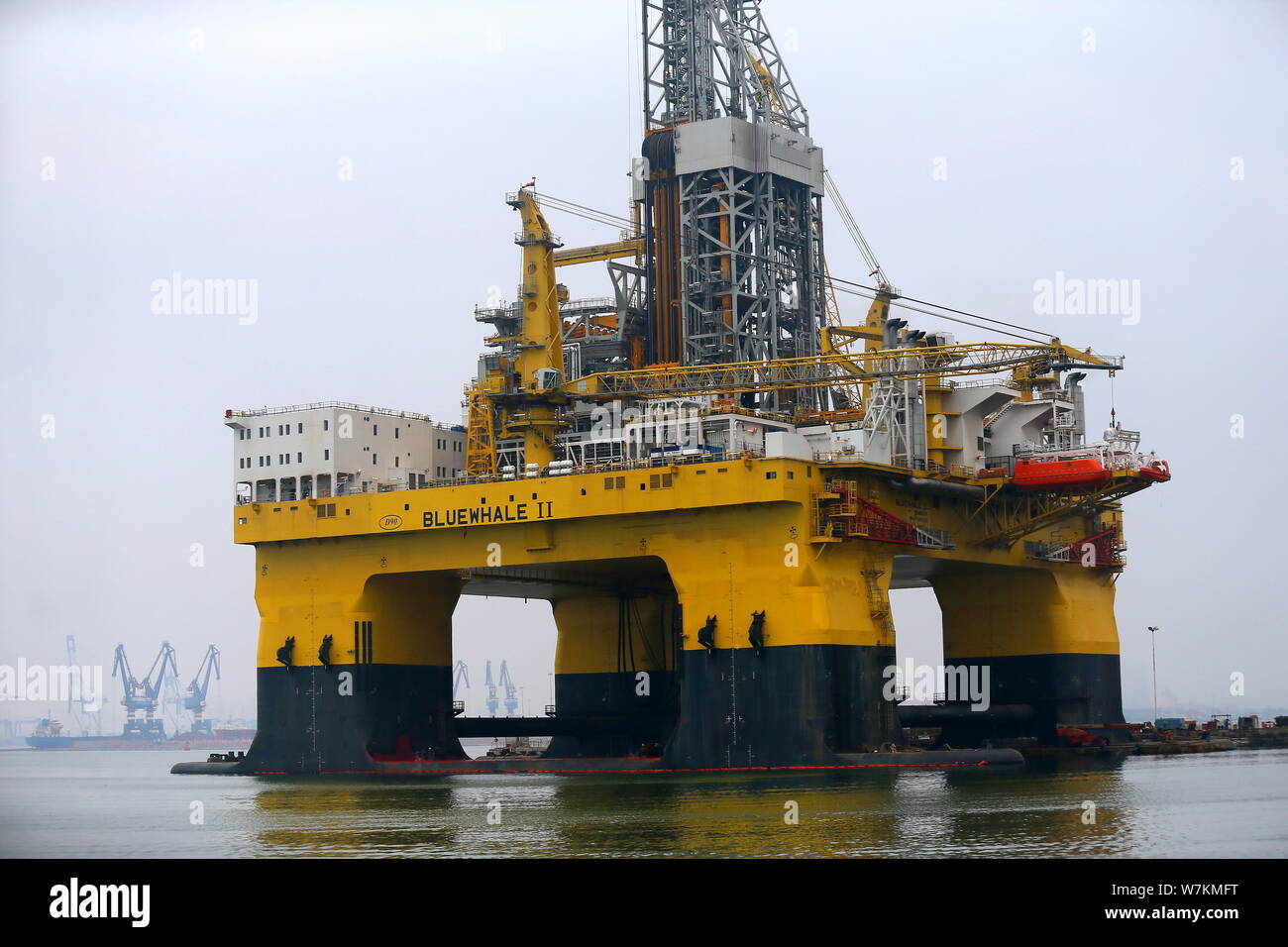 Semi submersible rig hi-res stock photography and images - Alamy