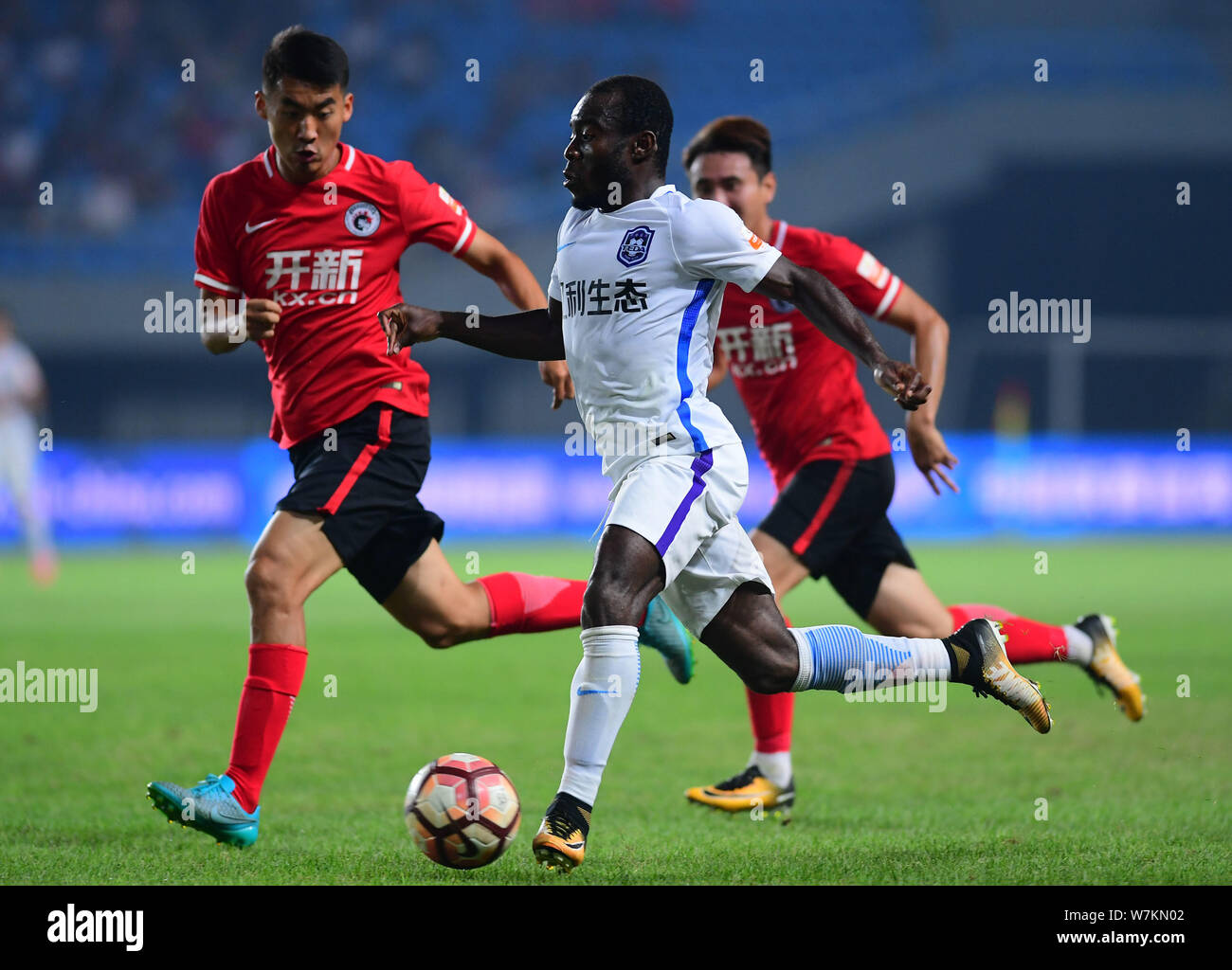 Ghanaian football player Frank Acheampong, right, of Tianjin TEDA ...