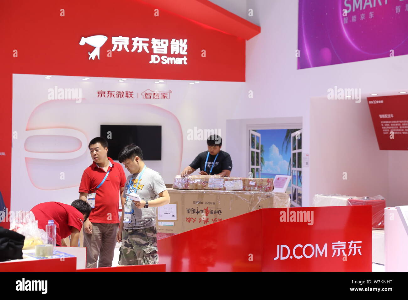 Very online retailer hi-res stock photography and images - Alamy