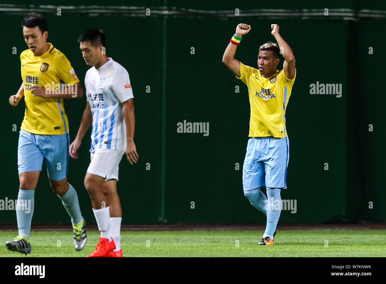 Colombian football player Roger Martinez, right, of Jiangsu Suning ...