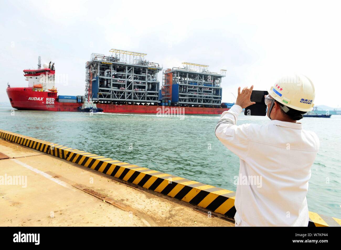 Semi submersible heavy transport vessel hi-res stock photography and ...
