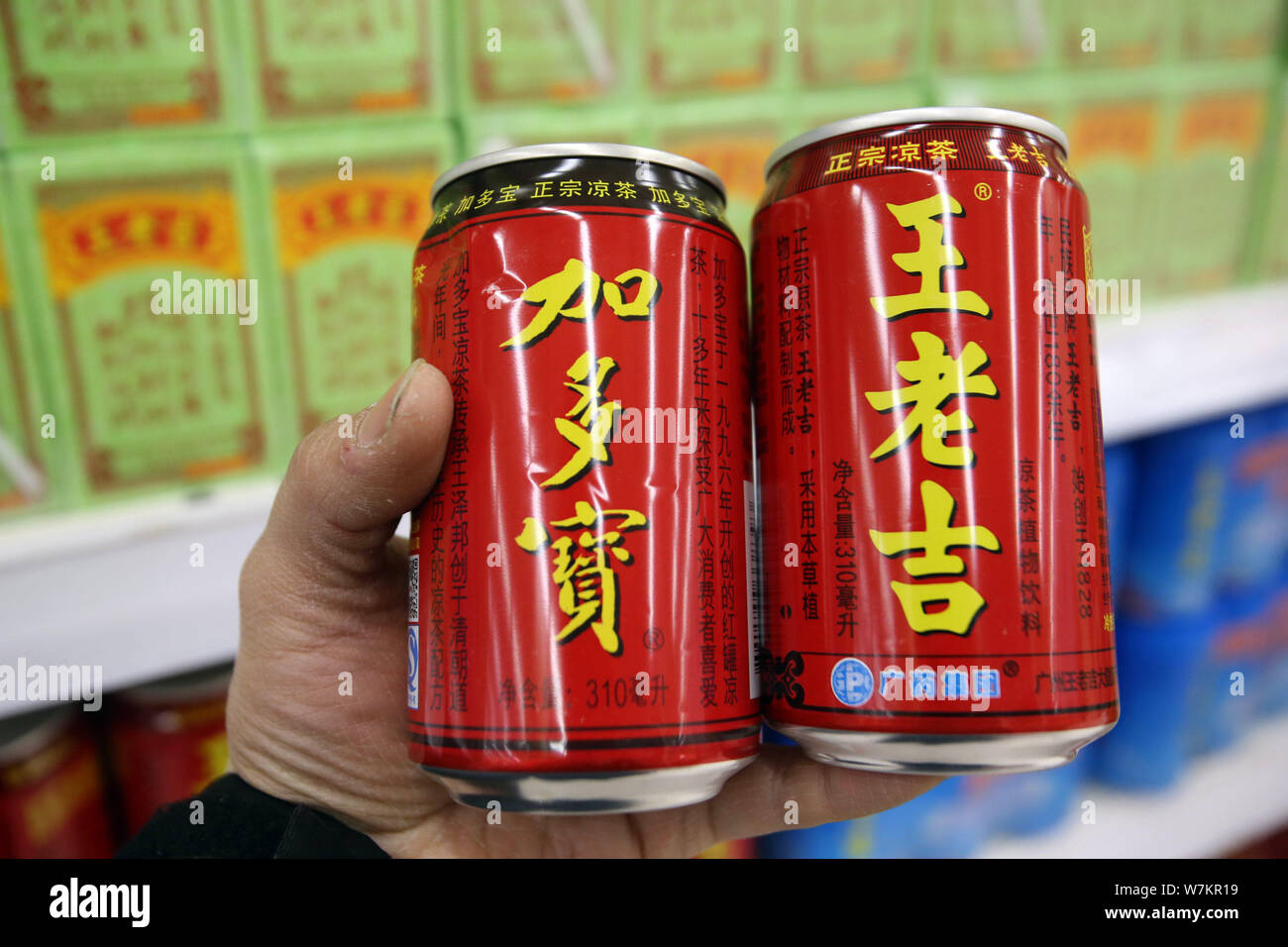 --FILE--A Chinese customer shops for a can of Jiaduobao herbal tea ...