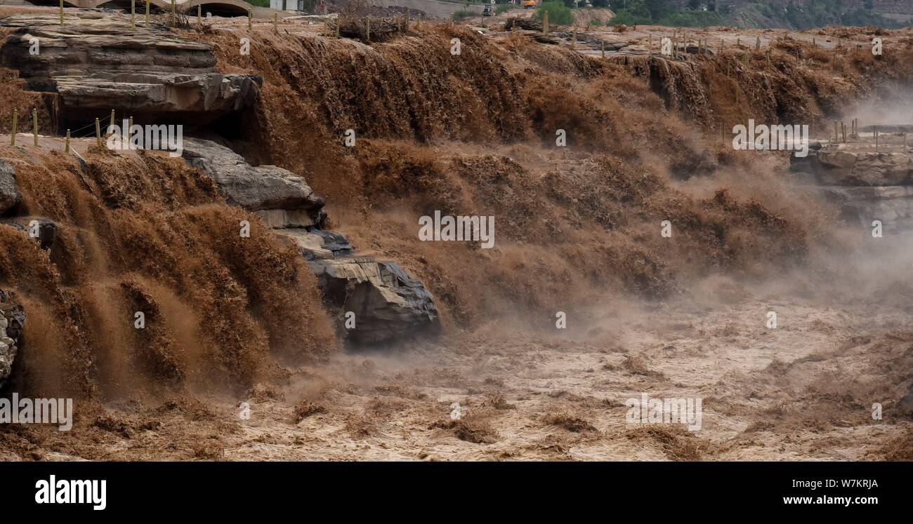 View of the Hukou Waterfall on the Yellow River in Ji county, Linfen ...
