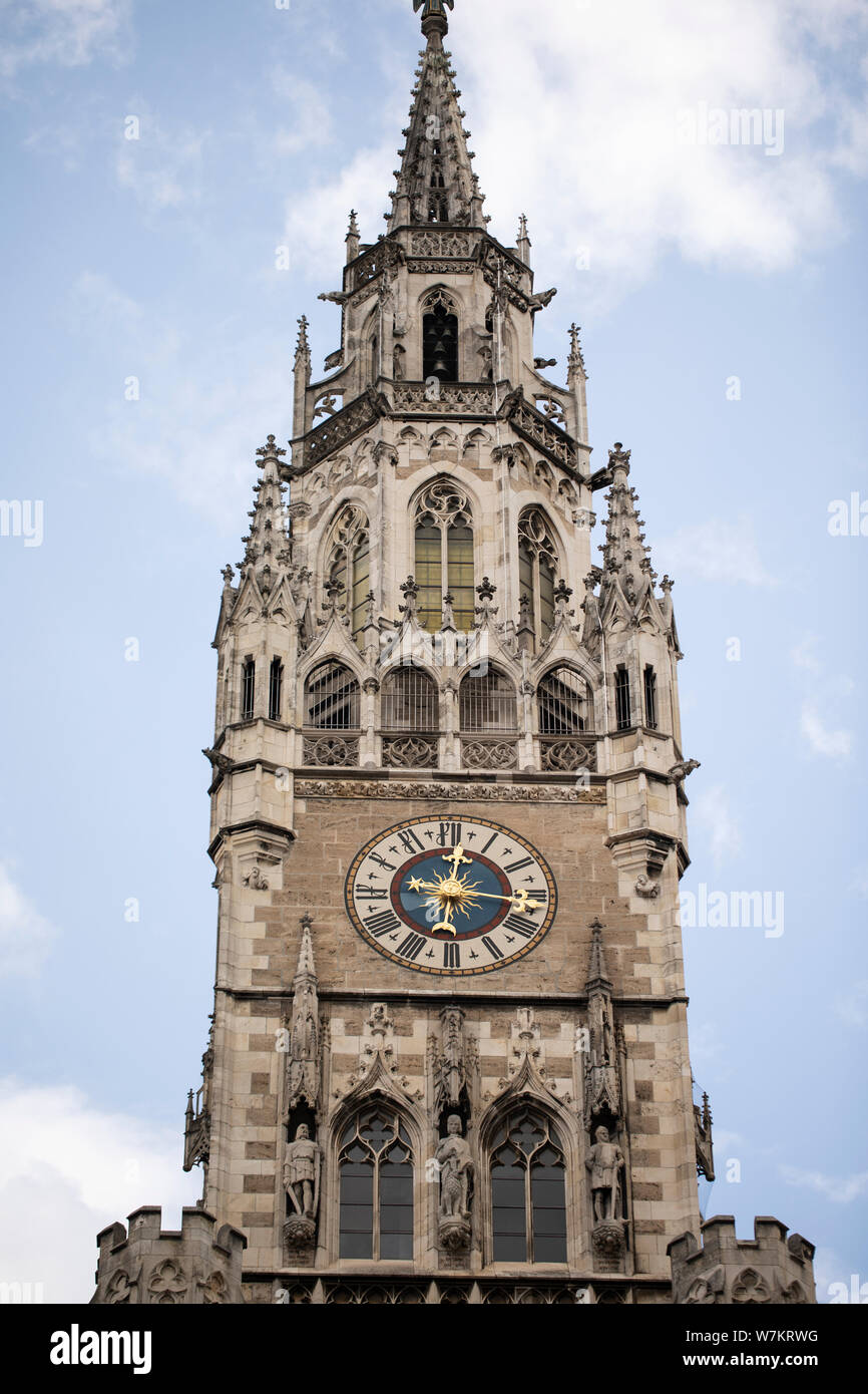 The clock tower at the New Town Hall on the Marienplatz in the center ...