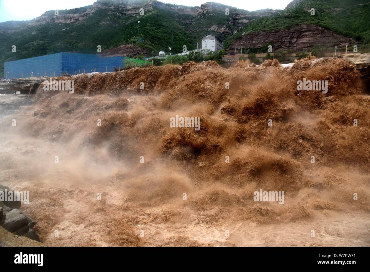 View of the Hukou Waterfall on the Yellow River in Ji county, Linfen ...