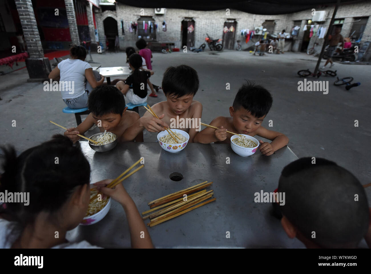 Chinese eat kids hi-res stock photography and images - Alamy