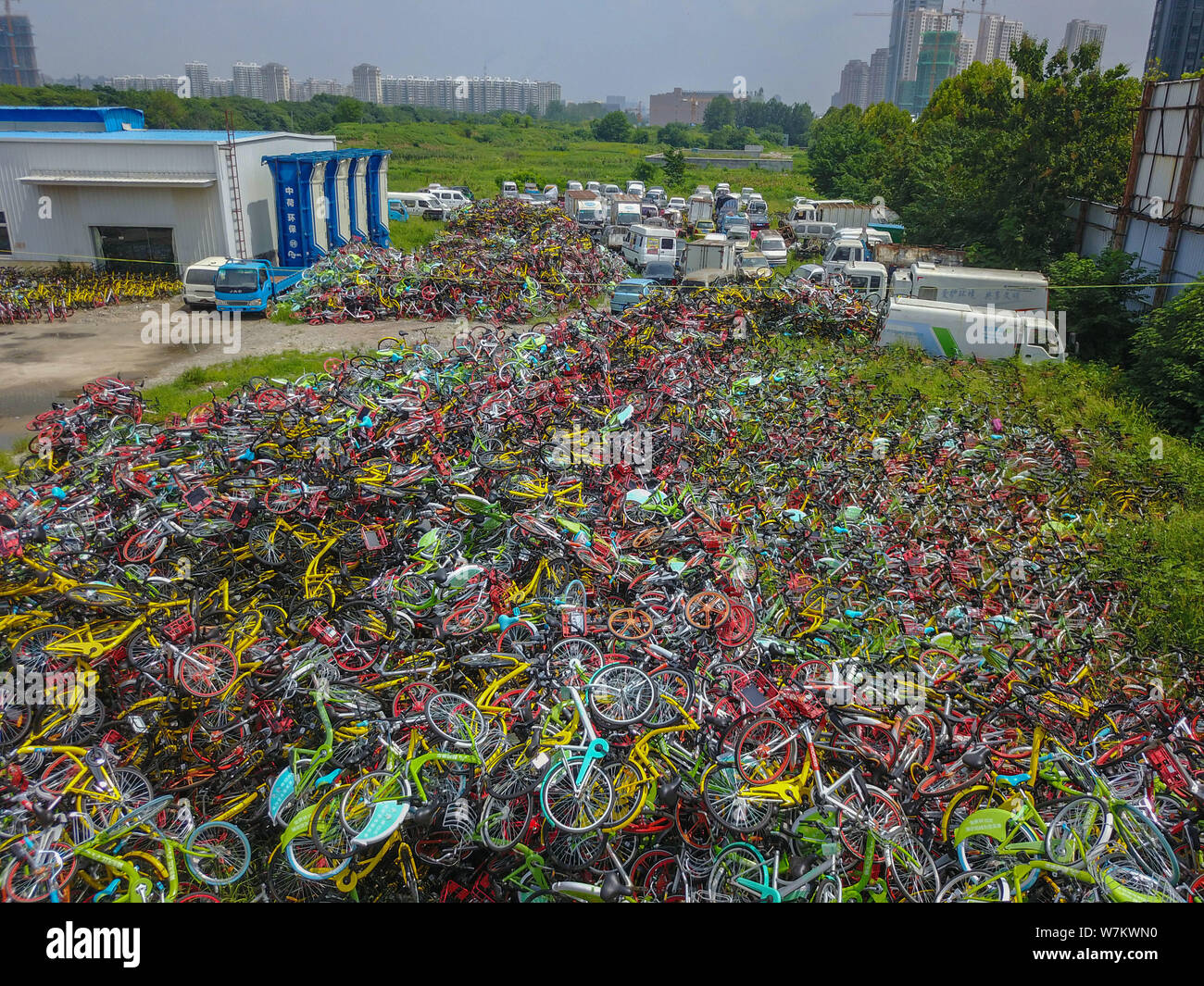 Bicycles of chinese bike sharing 2017 hi-res stock photography and ...