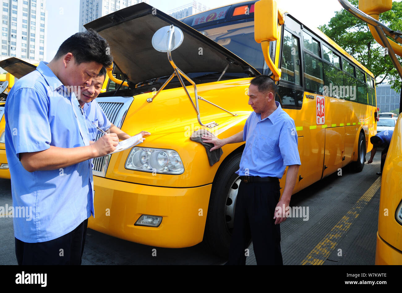 School bus drivers hi-res stock photography and images - Alamy