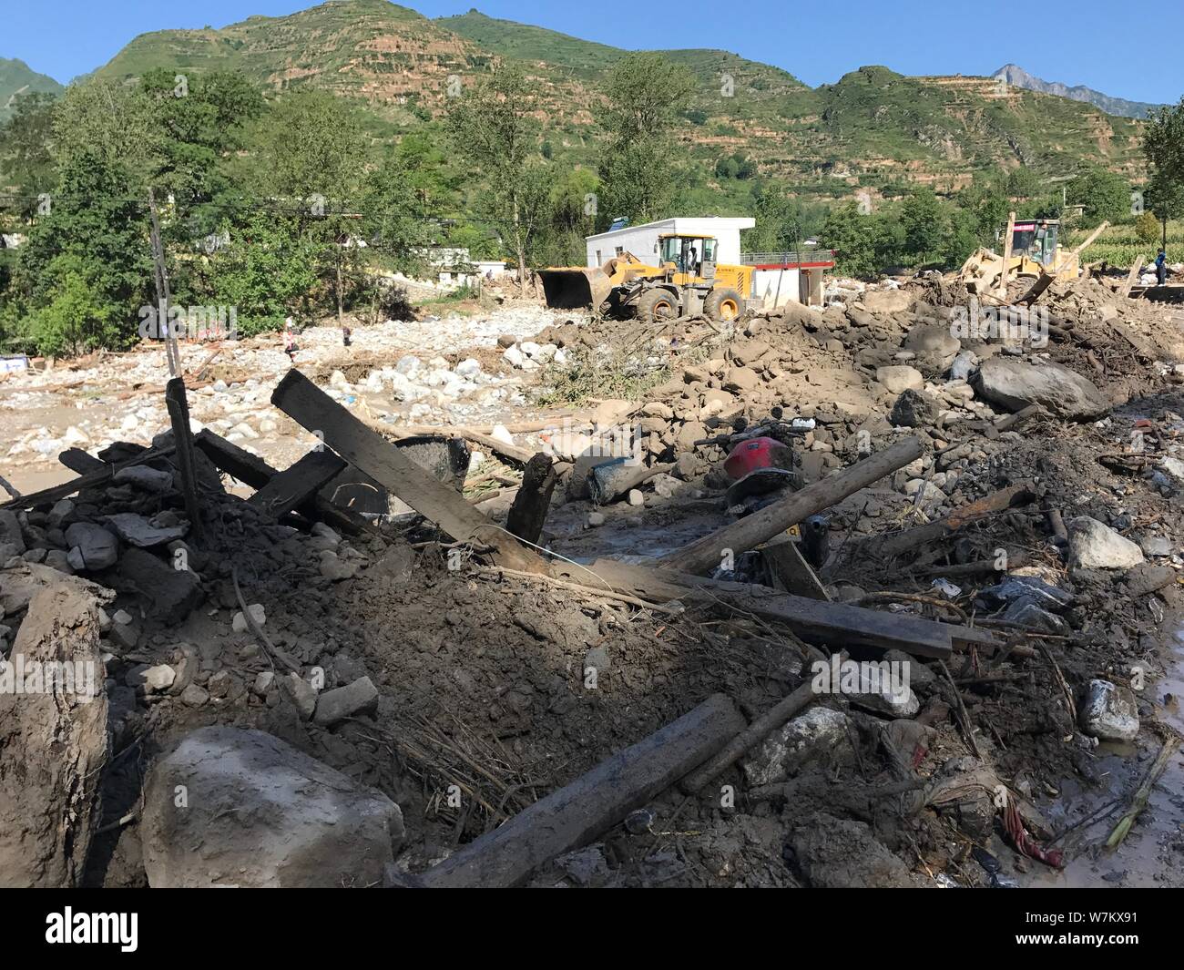Bulldozer clears debris houses hi-res stock photography and images - Alamy