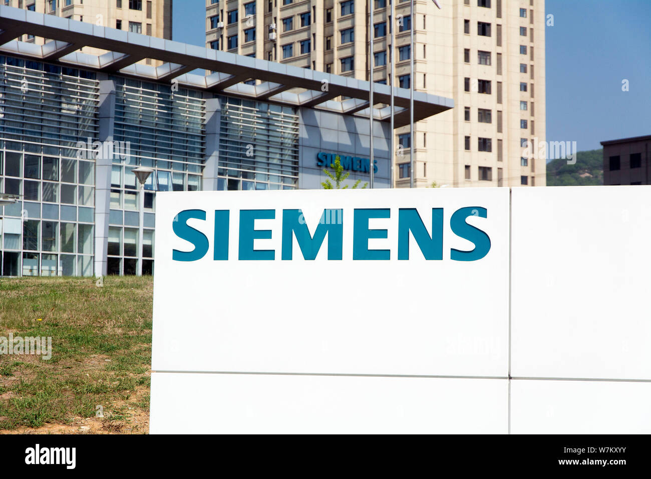 --FILE--View of an office building of Siemens in Dalian city, northeast ...
