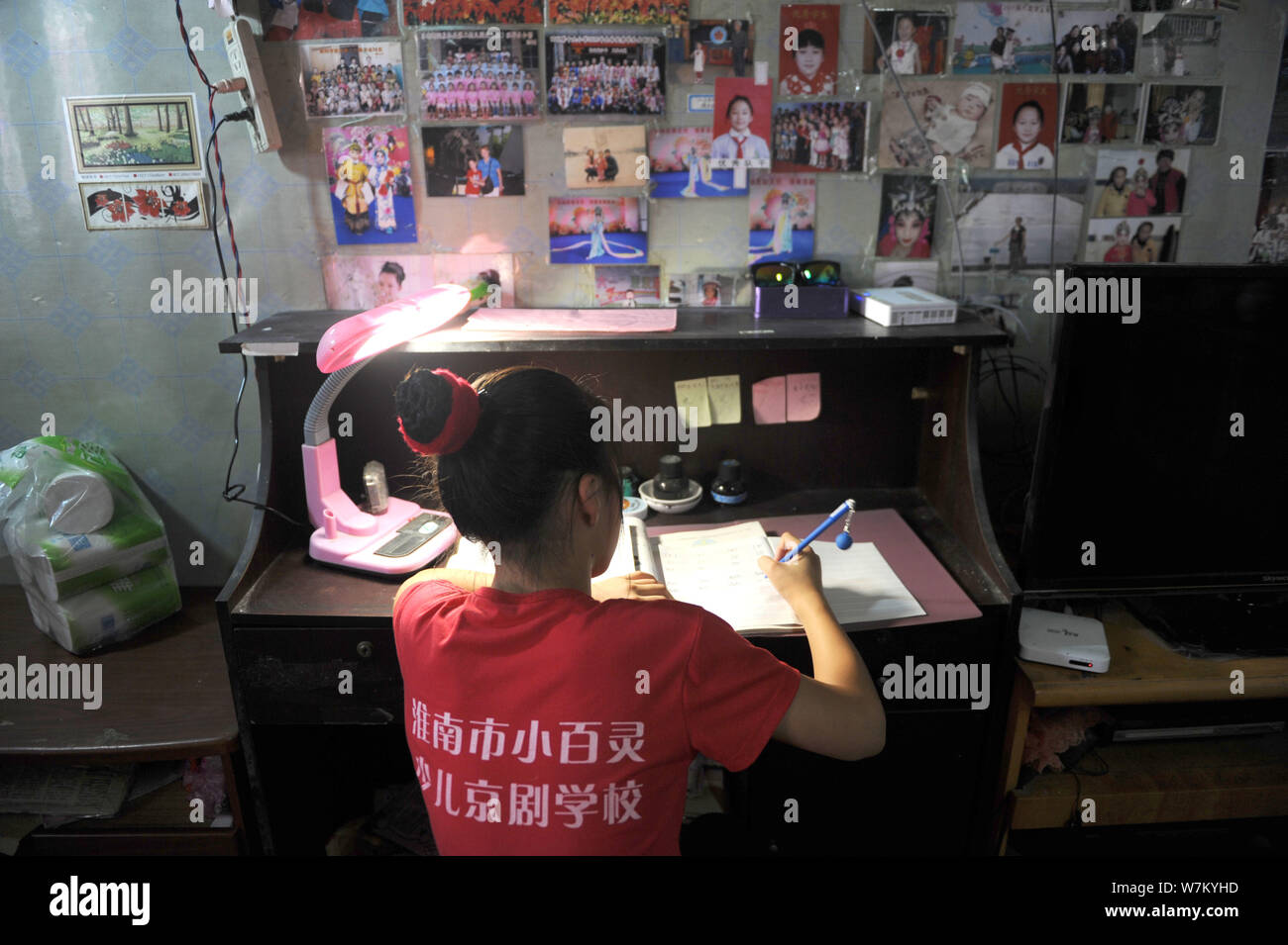 12-year-old Chinese girl Zhao Zhiting, a primary school student in her ...