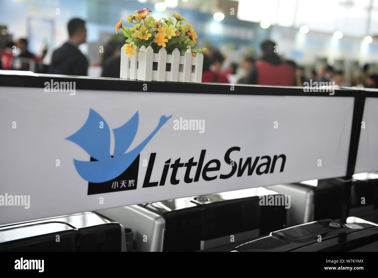 Washing machine manufacturer hi-res stock photography and images - Alamy