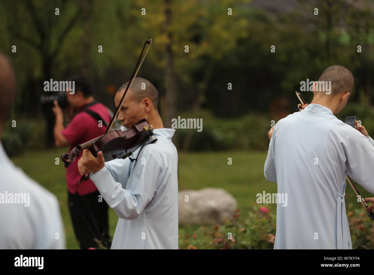 Monks and nuns from the China's first professional academy of classical ...