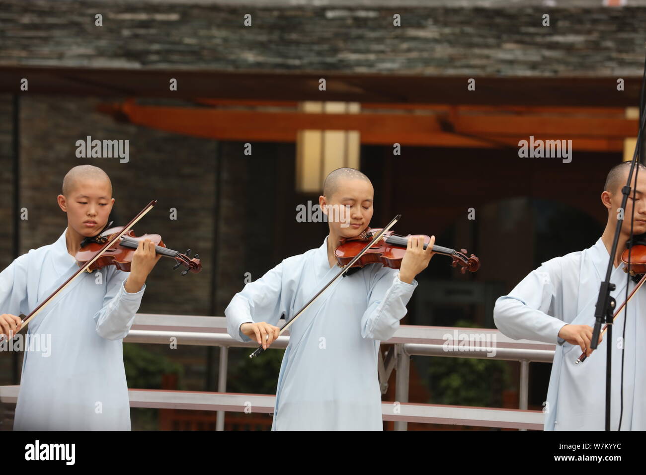 Monks and nuns from the China's first professional academy of classical ...