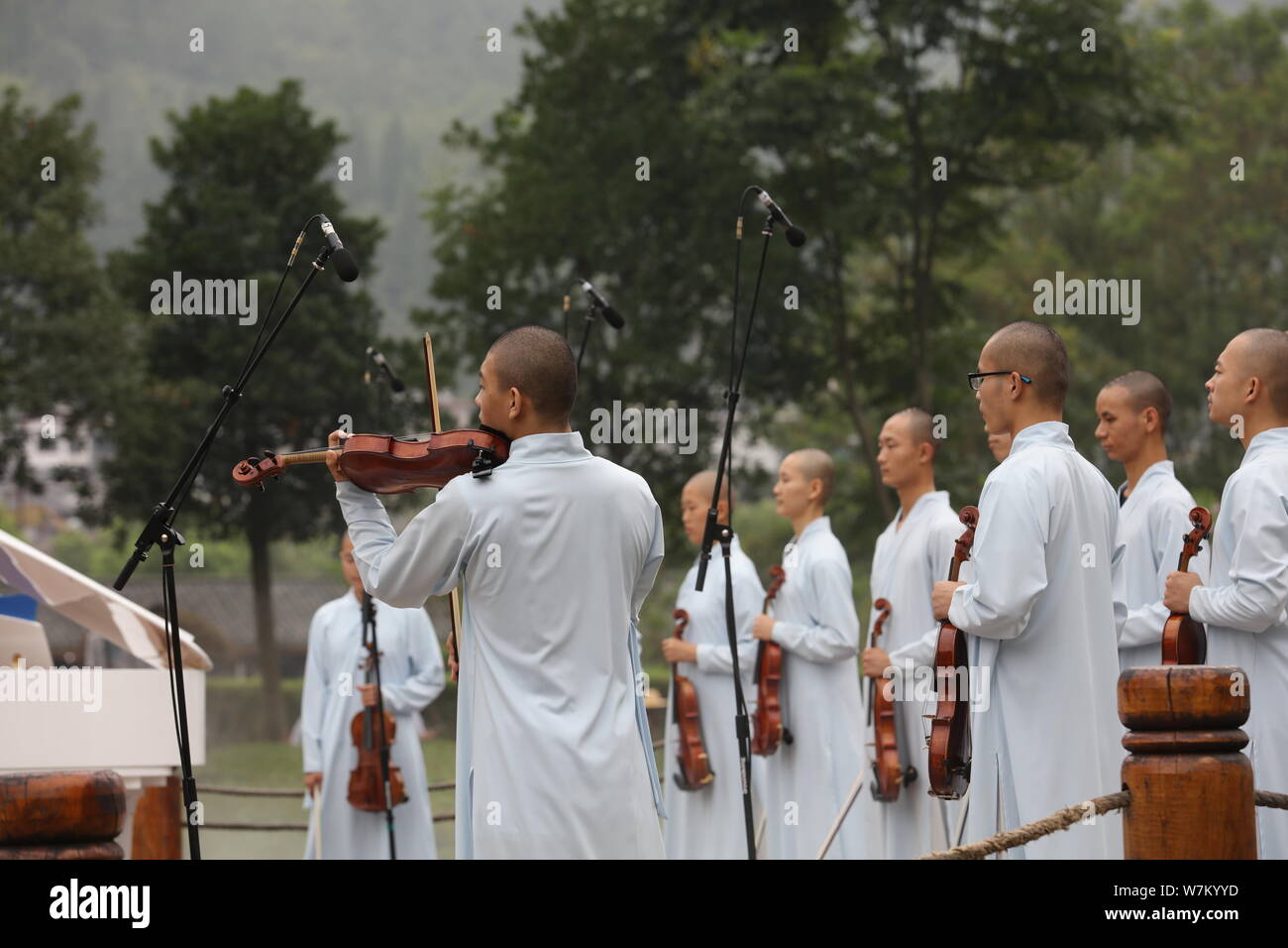 Monks and nuns from the China's first professional academy of classical ...