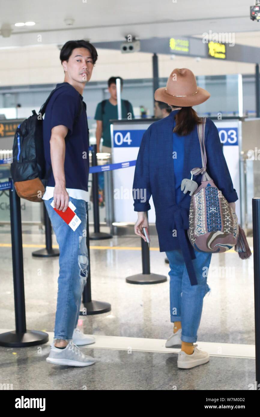 Ella Chen Chia-Hwa of Taiwanese girls group S.H.E, right, and her ...