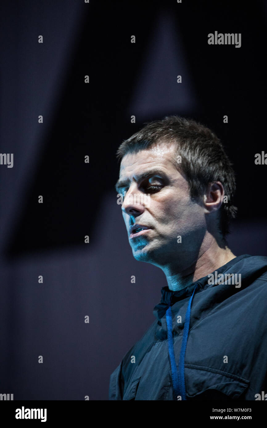 Lead singer of the band oasis hi-res stock photography and images - Alamy