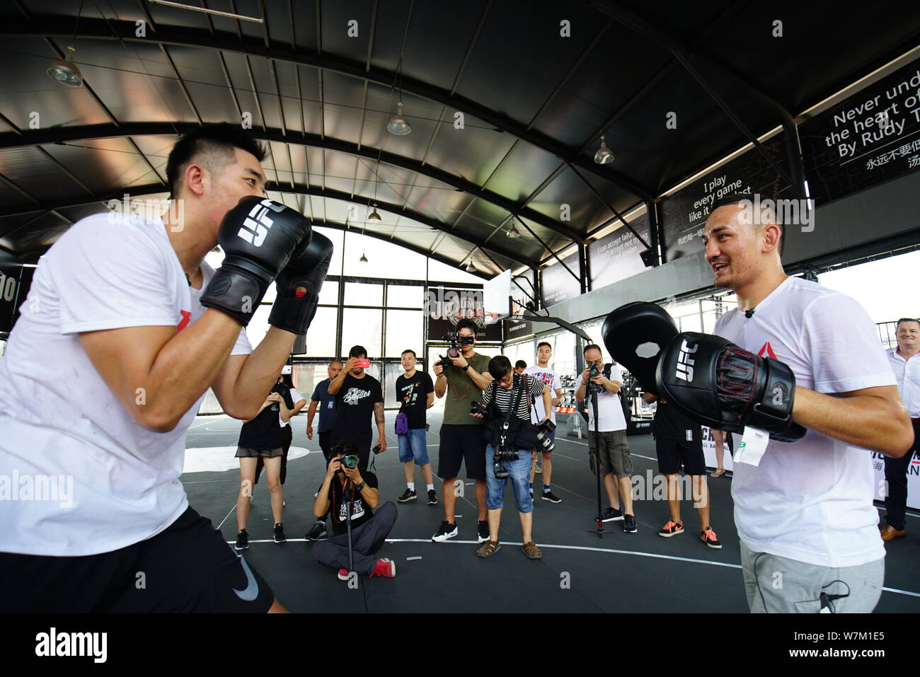 Ultimate fighting champion hi-res stock photography and images - Alamy