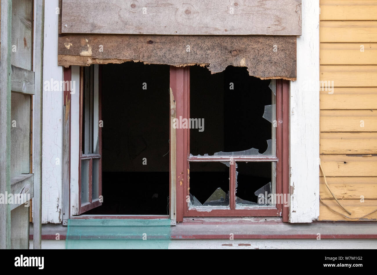 abandoned house with broken window Stock Photo - Alamy