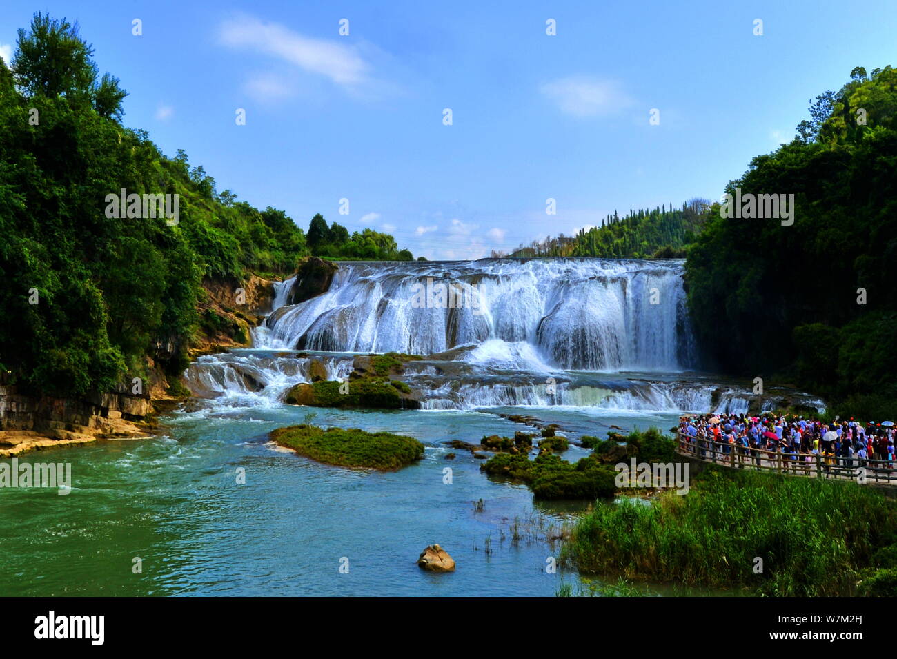 --FILE--Tourists crowd to visit the Huangguoshu Waterfall scenic spot ...