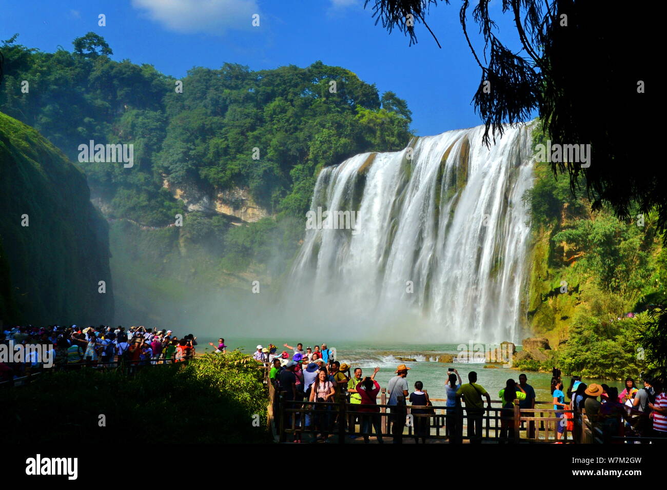 --FILE--Tourists crowd to visit the Huangguoshu Waterfall scenic spot ...