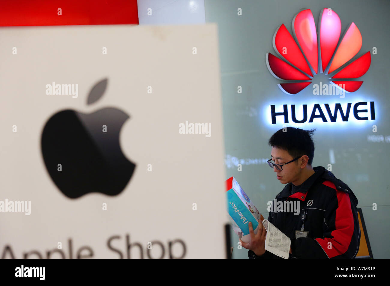 Huawei Apple High Resolution Stock Photography and Images - Alamy