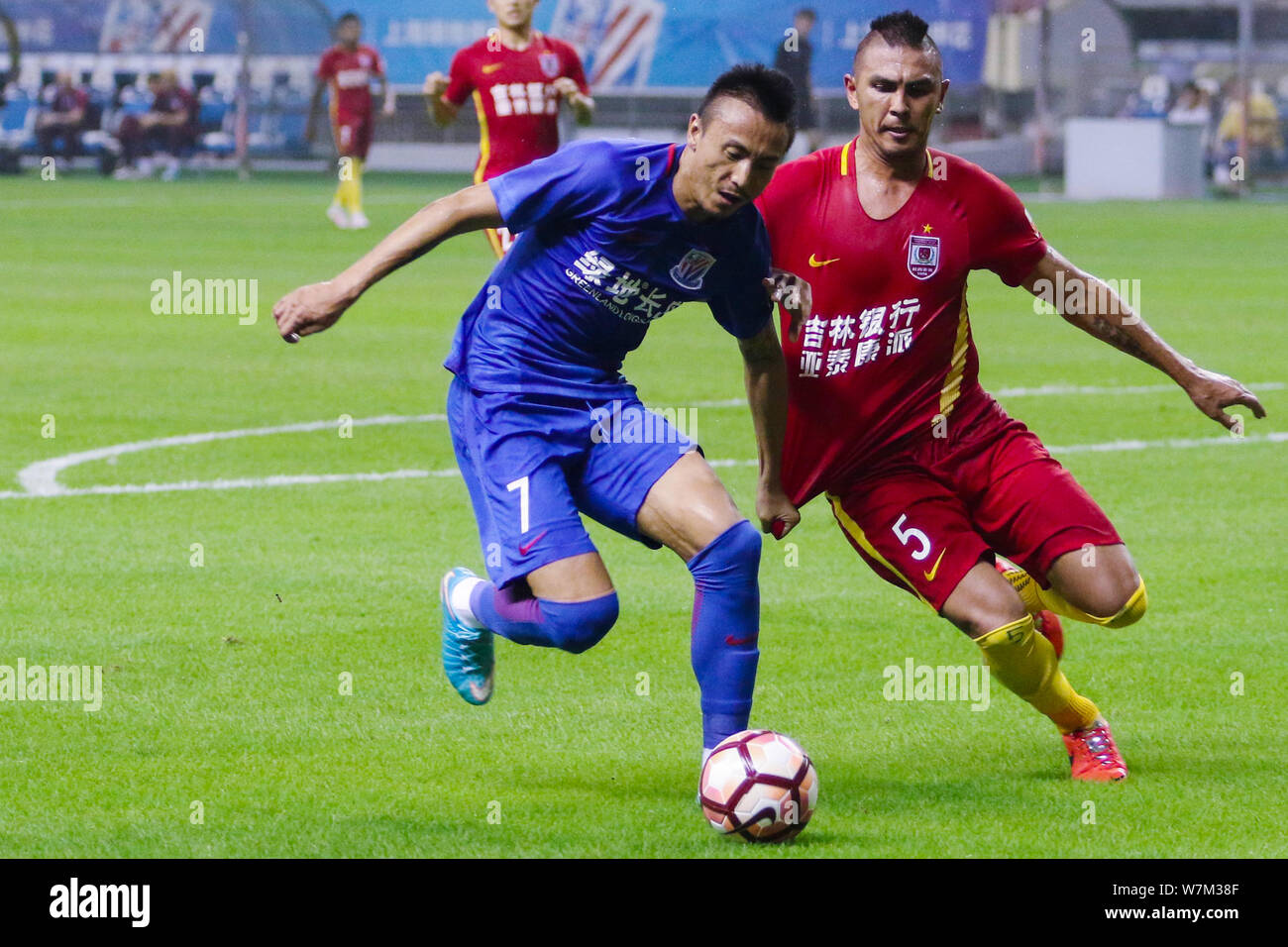 Uzbek football player Anzur Ismailov, right, of Changchun Yatai ...