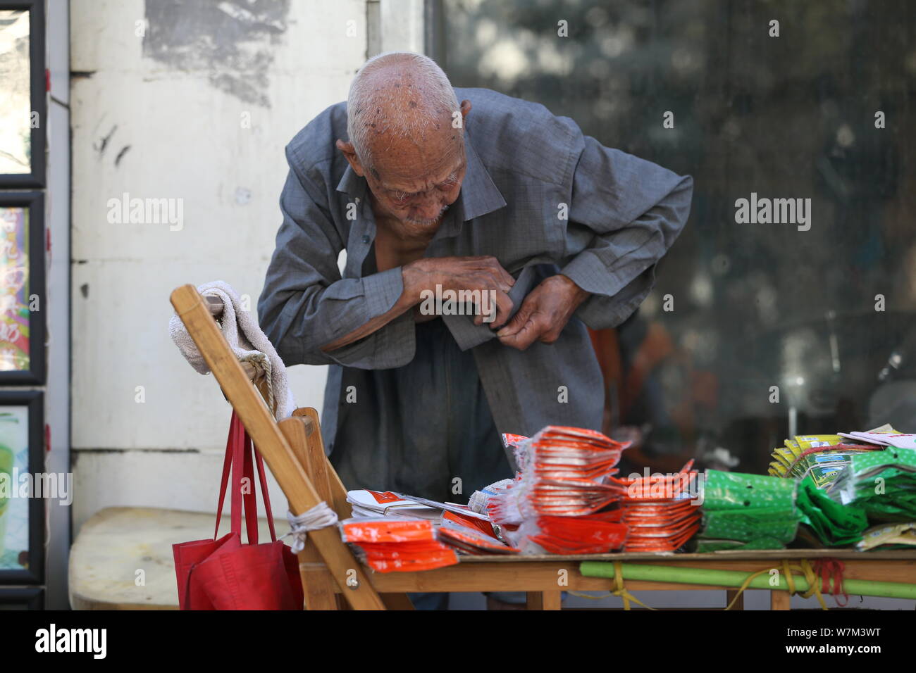 Zhengrong hi-res stock photography and images - Alamy
