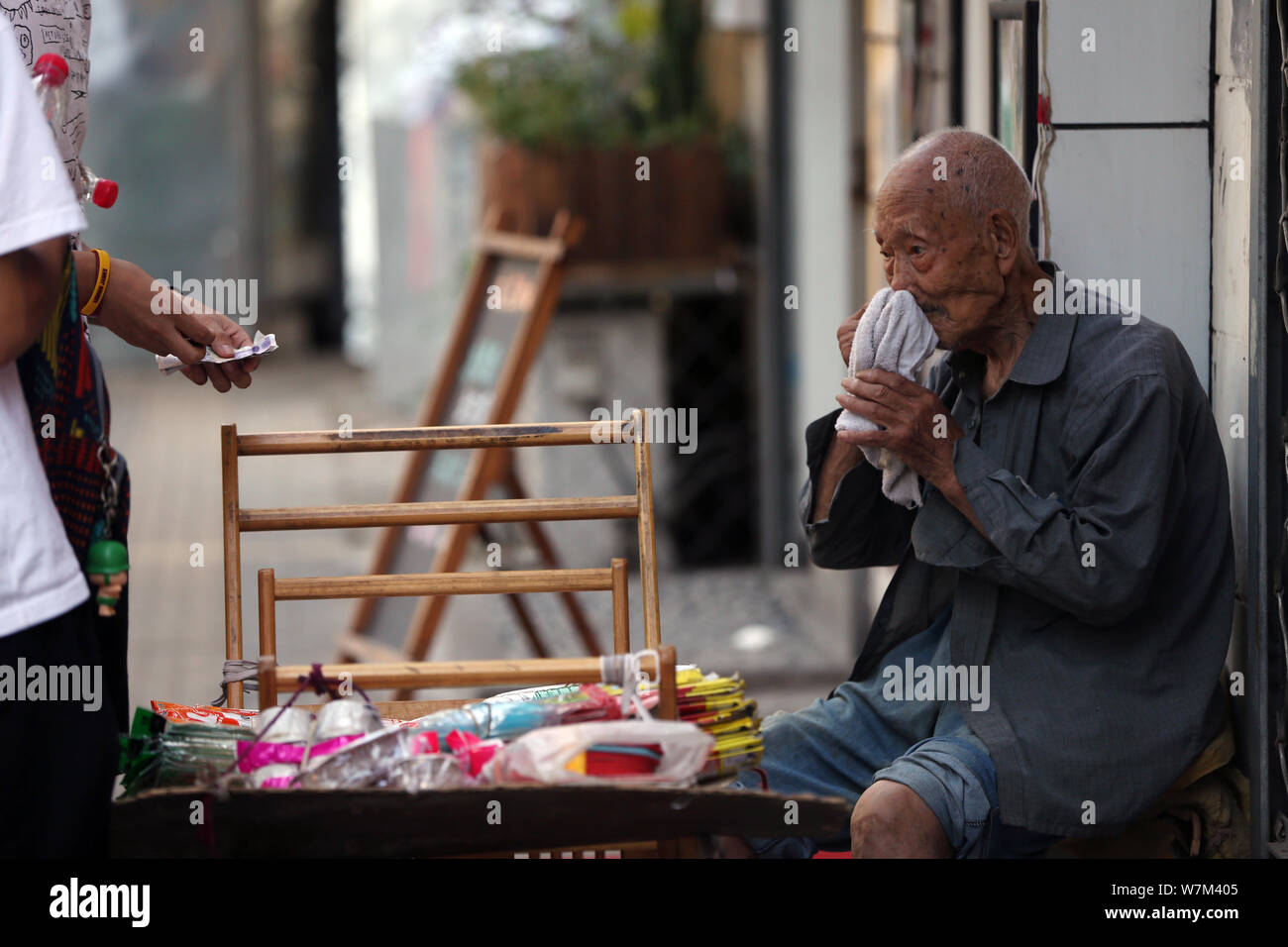 Zhengrong hi-res stock photography and images - Alamy