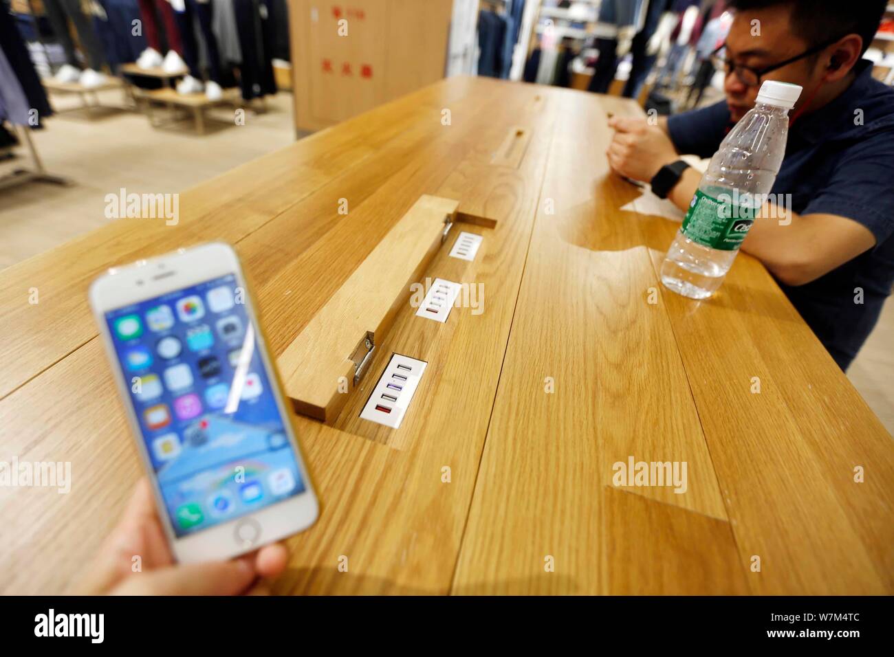 Customers prepare to use the free charging service at the China's ...