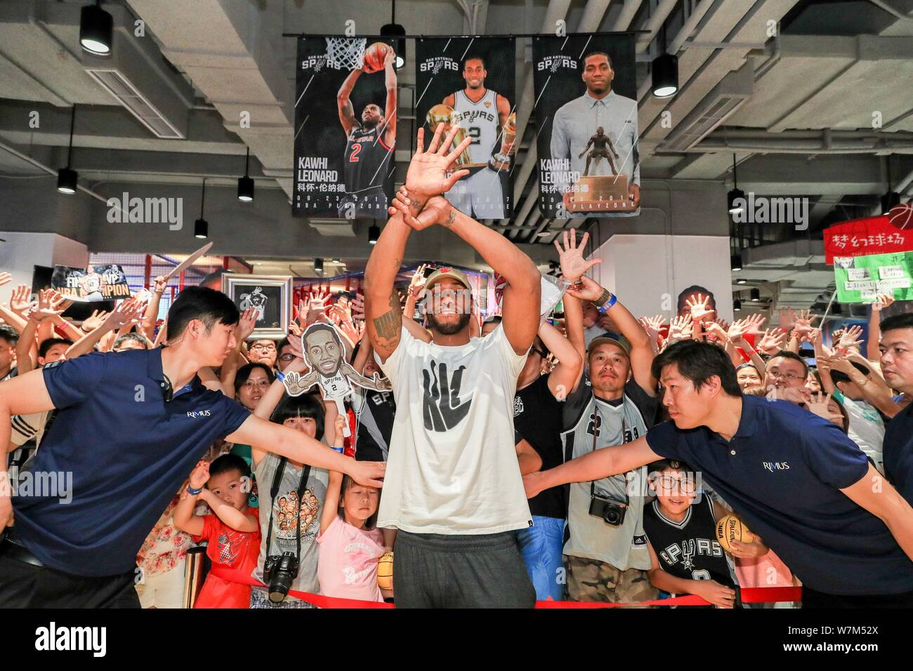 Nba fans china hi-res stock photography and images - Alamy