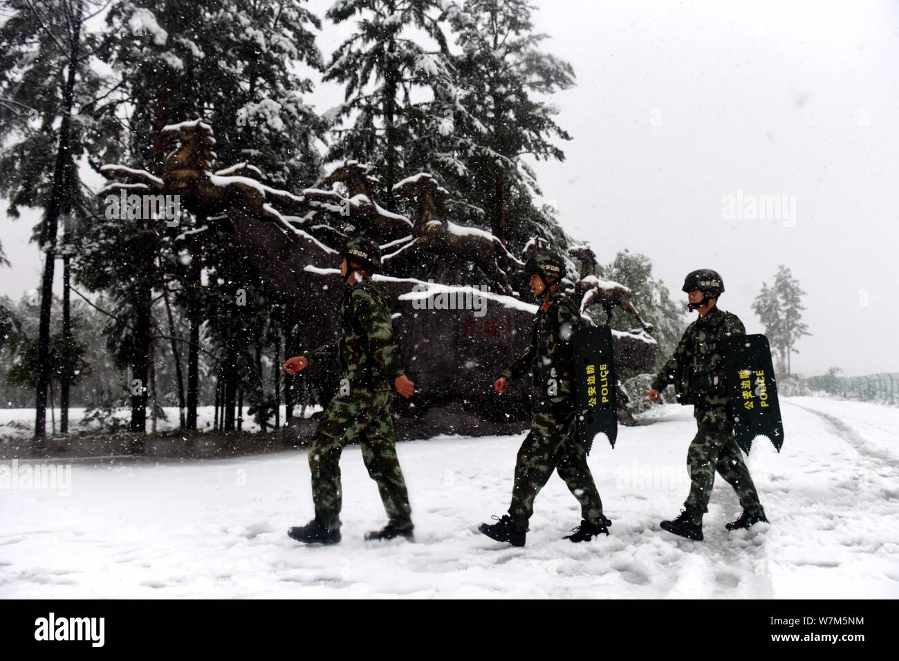 Chinese border police hi-res stock photography and images - Alamy