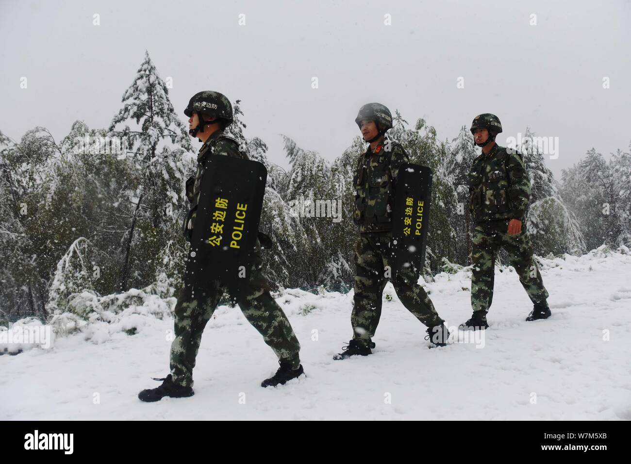 Chinese border police hi-res stock photography and images - Alamy