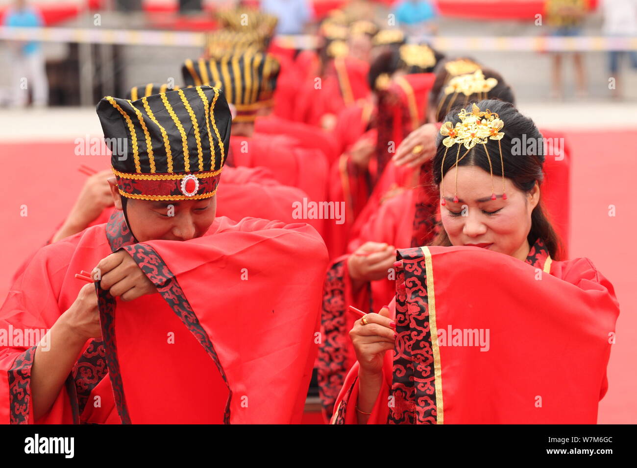 Traditional han style wedding ceremony hi-res stock photography and ...