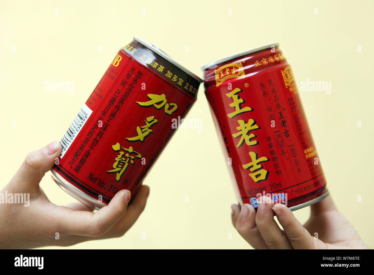 --FILE--A Chinese customer shops for a can of Jiaduobao herbal tea ...
