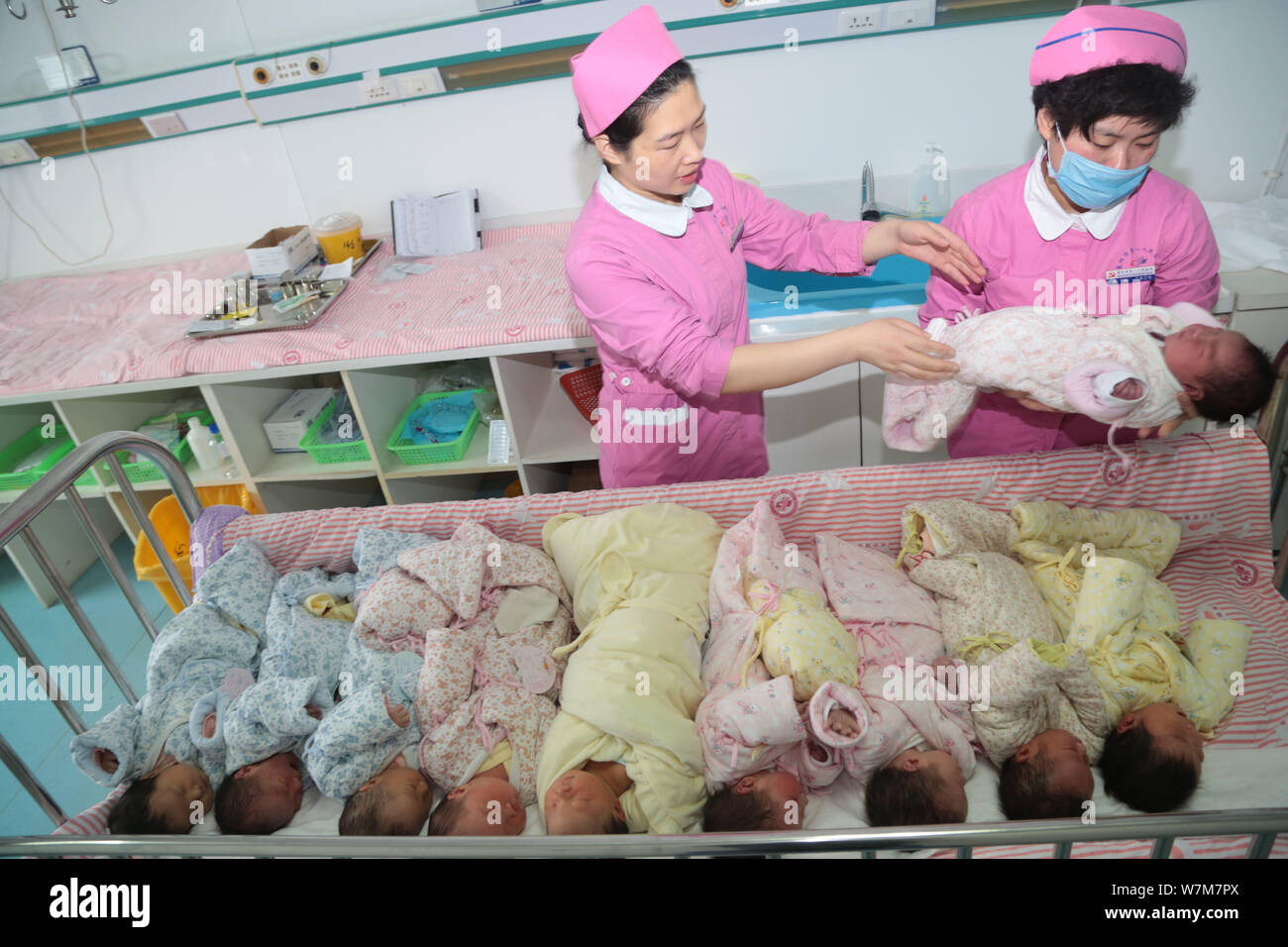 --FILE--Chinese nurses attend newborn babies at a hospital in Xiangyang ...