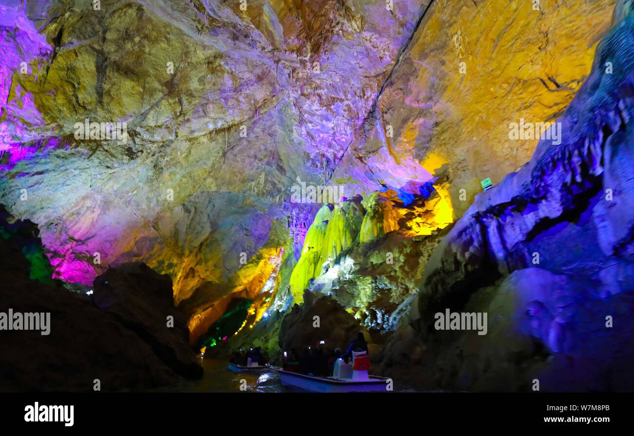 Worlds longest known cave system hi-res stock photography and images ...