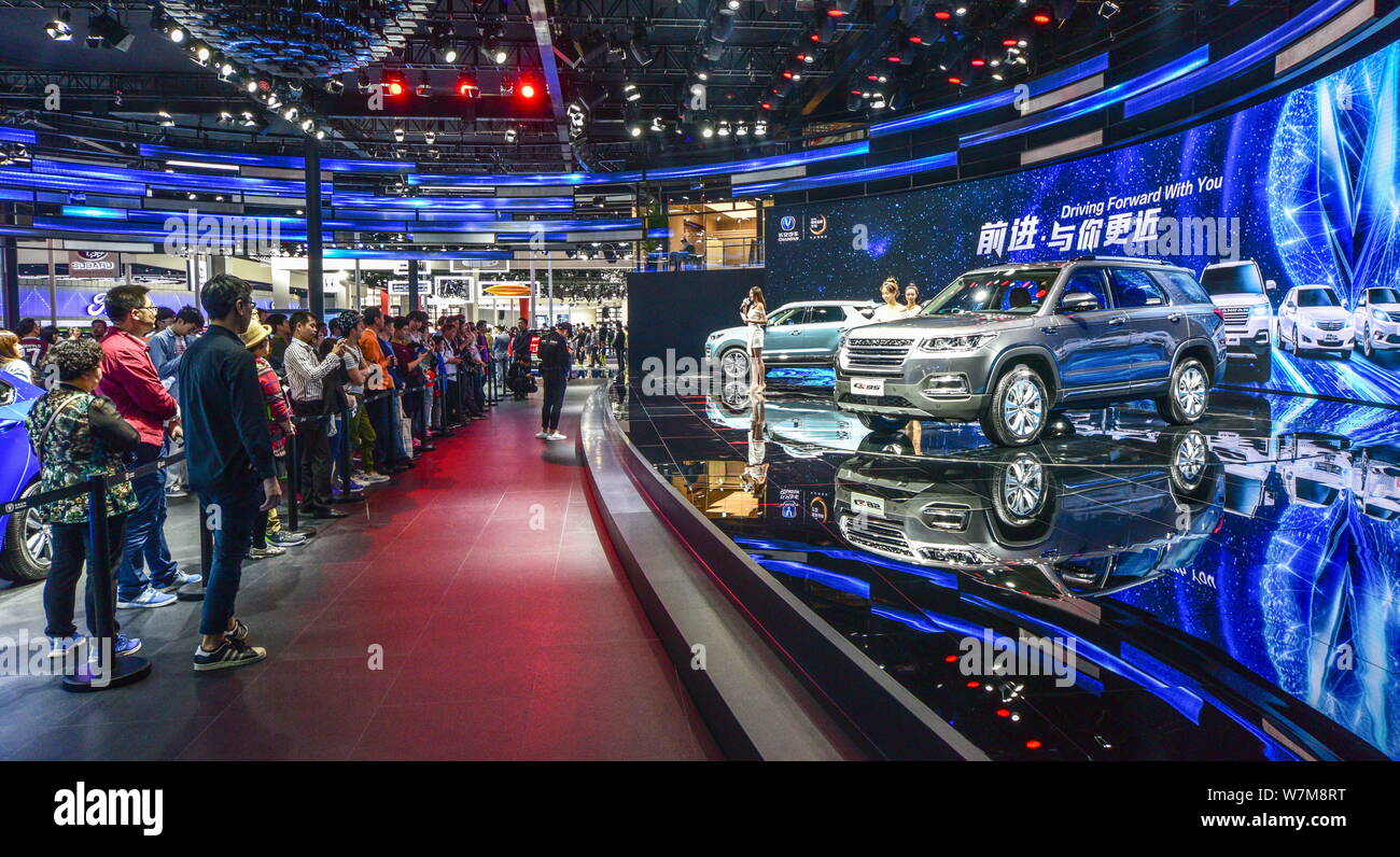 --FILE--Visitors crowd the stand of Chang'an Automobile during the 17th ...