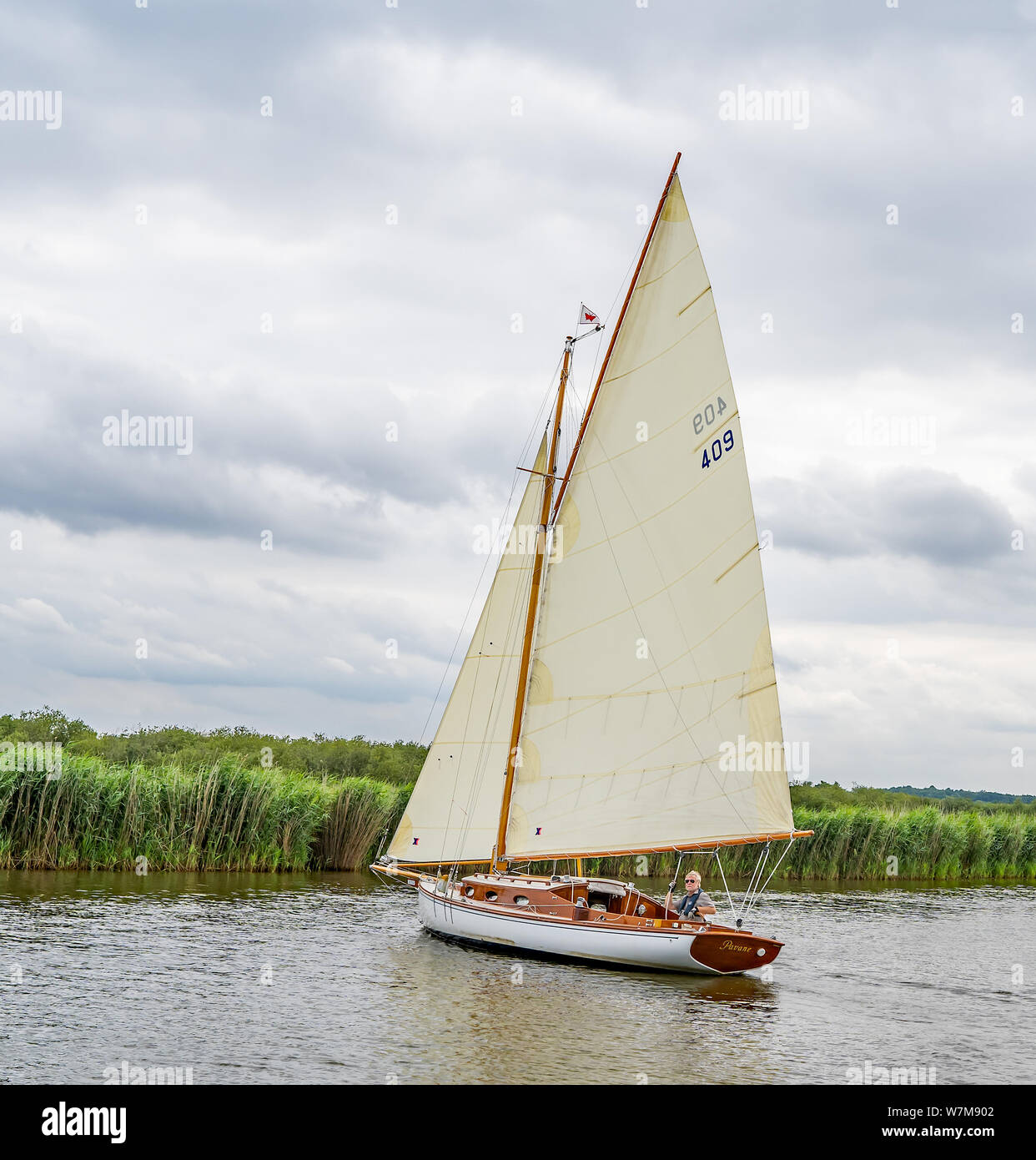 Yacht sailing tacking river bure hi-res stock photography and images ...