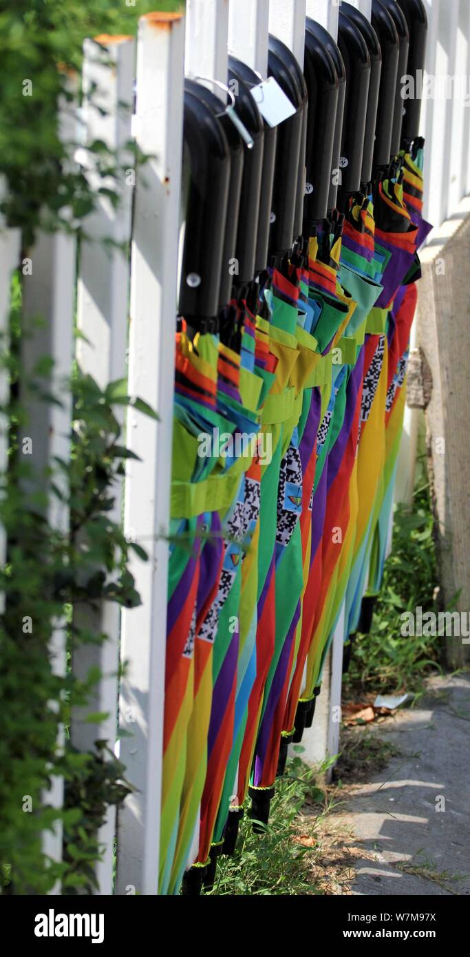 Umbrella sharing hi-res stock photography and images - Alamy