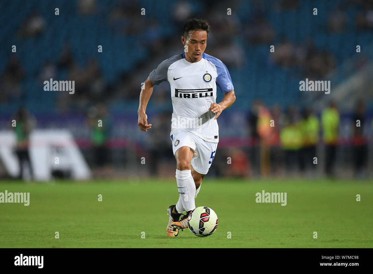 Roberto Gagliardini of Inter Milan dribbles against FC Schalke 04 ...