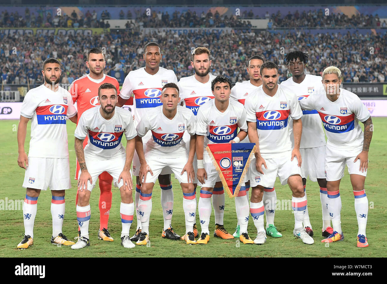 Players of the starting line-up of Olympique Lyonnais pose before ...