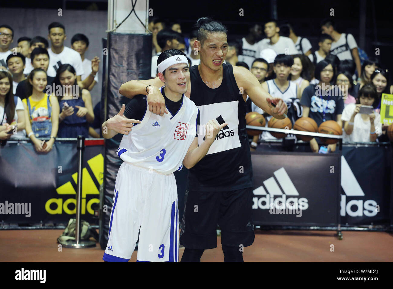**TAIWAN OUT**NBA star Jeremy Lin of Brooklyn Nets, right, and ...