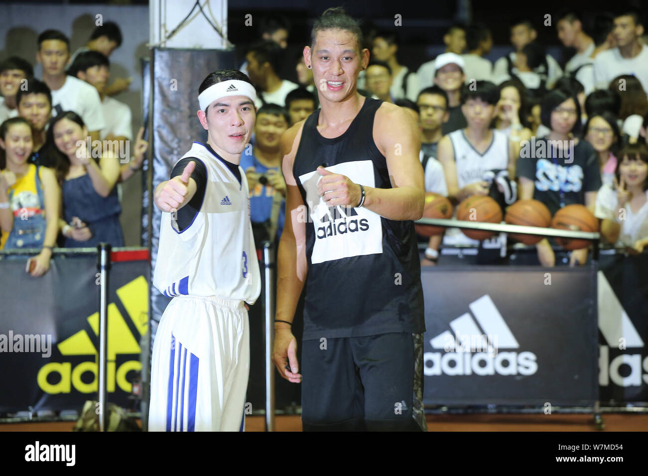 **TAIWAN OUT**NBA star Jeremy Lin of Brooklyn Nets, right, and ...