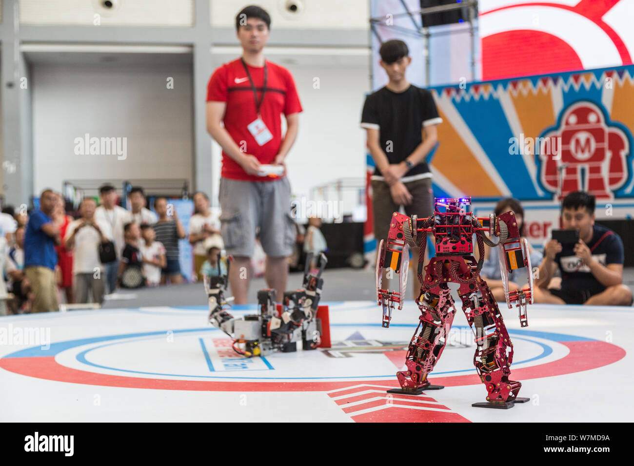 Two robots battle hi-res stock photography and images - Alamy