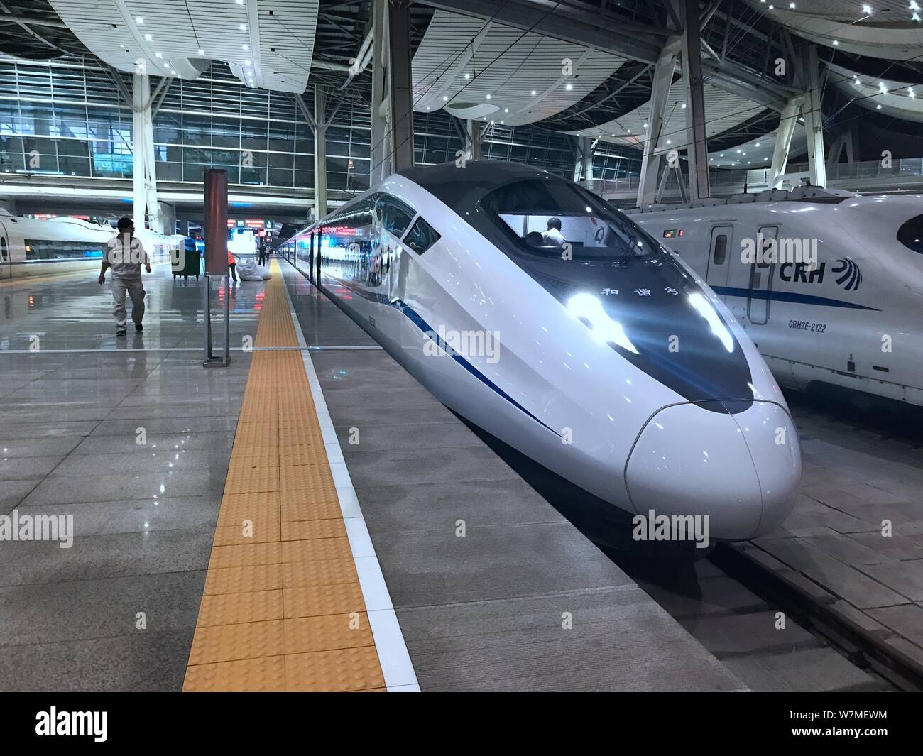 A new high-speed sleeper train on the Beijing-Shanghai line stops at ...